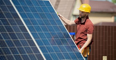 안전모와 보호용 고글을 쓴 마운터는 집 뒤뜰에 태양 전지판을 설치합니다 사진 Unsplash의 러시아 이미지