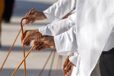 에미리트 전통 알 아얄라 남성 무용 아랍 에미리트 전통 문화유산 액자에 담긴 손 아랍에미리트 연합에 대한 스톡 사진 및 기타 이미지 Istock