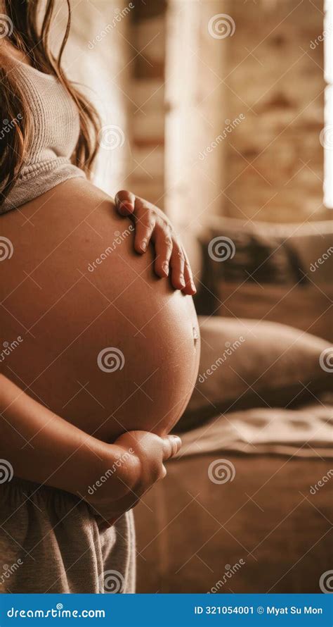 Futura Madre Embarazada Que Toca El Vientre Con Las Manos Stock De