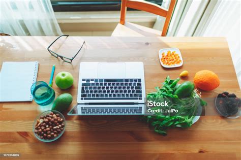 노트북 안경 과일 오메가3 캡슐 야채 견과류 및 채소가 있는 영양사 작업장 일함에 대한 스톡 사진 및 기타 이미지 일함 웰빙 책상 Istock