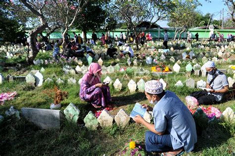 TRADISI ZIARAH KUBUR IDUL FITRI ANTARA Foto