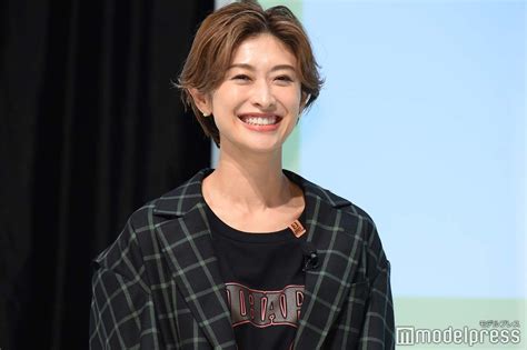 画像1520 山田優、ミニスカ×ルーズソックスで美脚披露 ゴルフウェア姿に反響「スタイル抜群」「絵になる」 モデルプレス