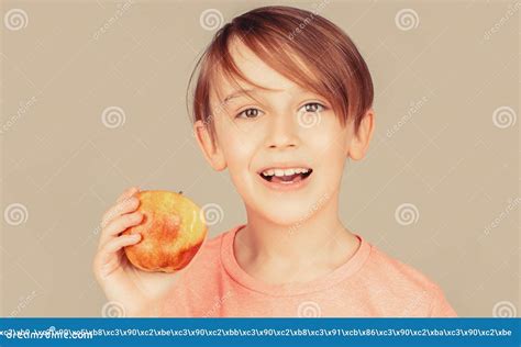 Niño Pequeño Comiendo Manzana Manzanas De Niño Mostrando Niño Con