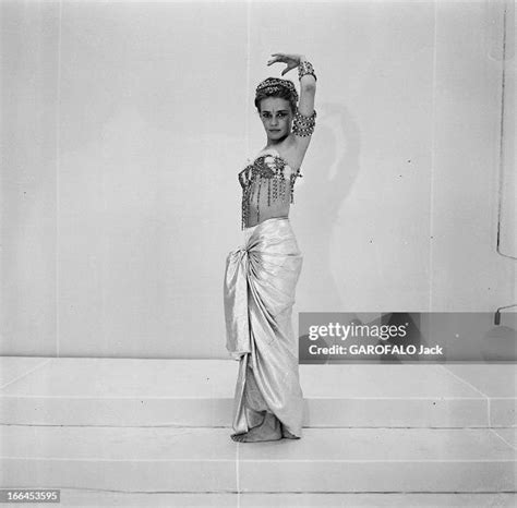Jeanne Moreau Poses In Studio In Mata Hari Costumes Designed By News Photo Getty Images