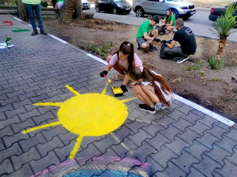 Телевизия Доброволци облагородиха пространството пред Превантивно информационен център по