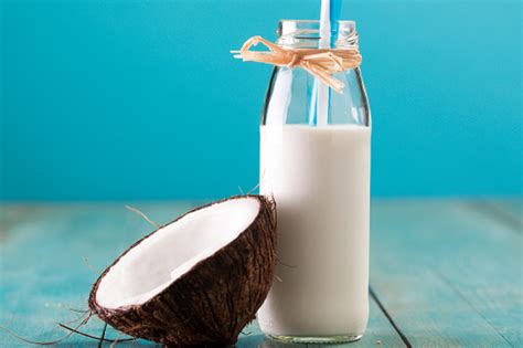 나무 배경 복사 공간 병에 채식주의 우유 비 유제품 코코넛 갈색에 대한 스톡 사진 및 기타 이미지 갈색 건강한 생활방식 건강한 식생활 Istock