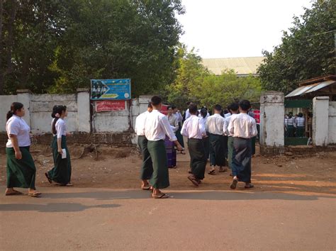 ကရင်ပြည်နယ်ဝန်ကြီးချုပ် ဦးစောမြင့်ဦး အရှေ့တောင်တိုင်းစစ်ဌာနချုပ်စစ်ရေးပြကွင်း၌ ကျင်းပသည့် ၇၈ န