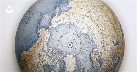 흰색 테이블에 갈색과 검은 색 글로브 사진 Unsplash의 무료 지구 이미지