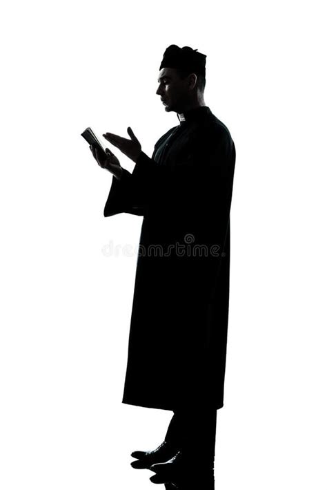 Biblia De La Lectura De La Silueta Del Sacerdote Del Hombre Foto De
