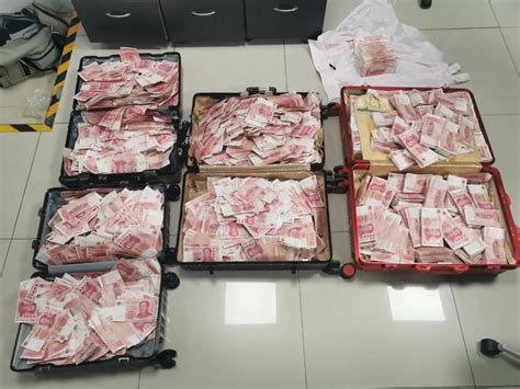 四大箱500多万现金！3台点钞机都冒烟了民警新浪新闻