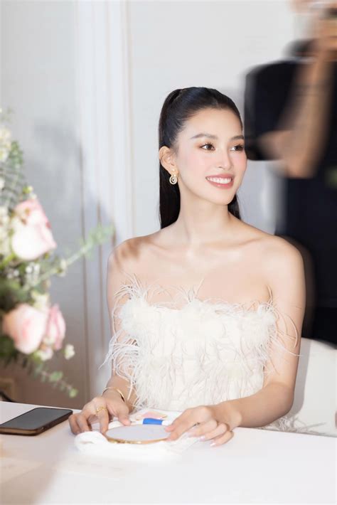 Hoa Hậu Trần Tiểu Vy Khoe Vai Trần Gợi Cảm
