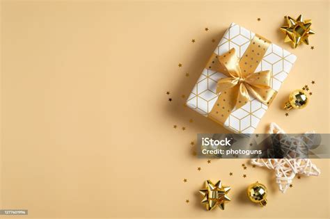 럭셔리 크리스마스 구성 황금 리본 활 공 장식 별 노란색 배경색색종이가 있는 선물 상자 평평한 평지 상단 보기 복사 공간 시즌