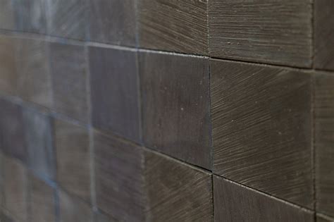 현대적이거나 고급스러운 환경에서 수직 그레인 패턴이 있는 고품질의 광택 있는 짙은 나무 패널 클로즈업 질감과 장인 정신에 중점을 둡니다 개념에 대한 스톡 사진 및 기타