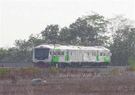 Gambar Kereta Inspeksi 3 Atau Kais 3 Dengan Background Gunung Seputar