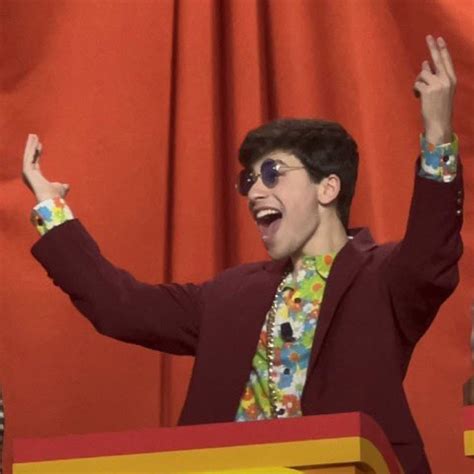 George George Christmas Outfit Streamers