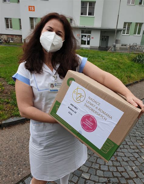 Od darování krve až po svačinky Nadace Lenky a Romana Šmidberských pomáhá Pardubické nemocnici
