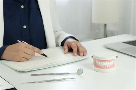 치과 진료소에서 환자 치아 의료 치료를 검사하는 치과 의사 건강 진단에 대한 스톡 사진 및 기타 이미지 건강 진단 건강