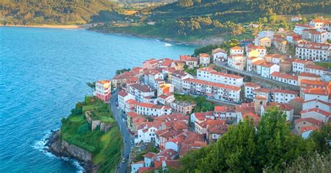 El Bonito Pueblo Incrustado Entre El Mar Y La Montaña Que Tiene Una De