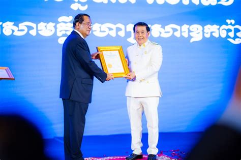 អ្នកឧកញ៉ា លី ហួរ ត្រូវបានព្រះមហាក្សត្រប្រោសព្រះរាជទានគោរម្យងារជា លោកអ្នកឧកញ៉ា