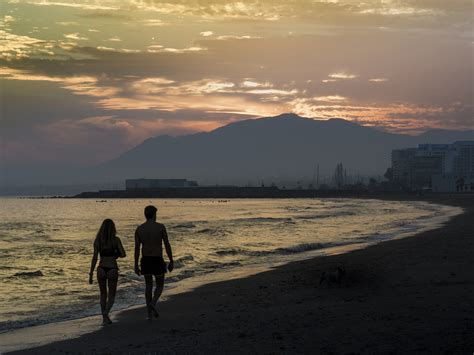 Gambar Romantis Orang Pacaran Di Pantai