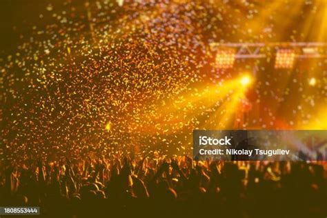 장면 무대 주황색과 노란색 조명 록 쇼 공연 사람들의 실루엣 콘서트 축제 중 댄스 플로어 공기에서 발사 된 화려한 색종이 조각 폭발 공연에 대한 스톡 사진 및 기타 이미지