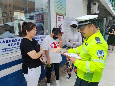 开学季 大安公安交巡警站好“护学岗” 撑起护校安园“平安伞”澎湃号·政务澎湃新闻 The Paper