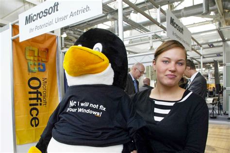 Microsofts Sql Database Software Now Runs On Linux Engadget
