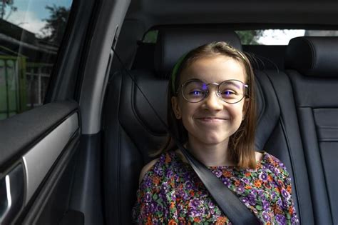 La Fille Est Assise Dans La Voiture Sur Le Chemin De Lécole Photo