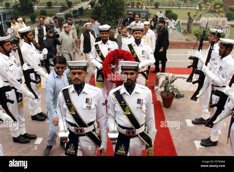 Jamat E Islami Ji Chief Siraj Ul Haq Comes To Lay Floral Wreath At