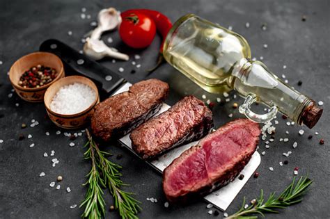 고기 칼에 쇠고기 고기 3 개 튀김 고기의 세 가지 유형 튀김 중간 잘 텍스트에 대한 복사 공간이있는 돌 배경에 0명에 대한 스톡 사진 및 기타 이미지 Istock