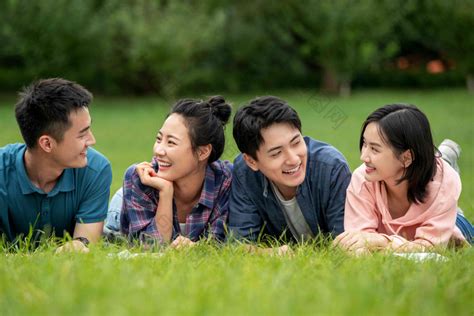 快乐的大学生趴在草地上 包图企业站