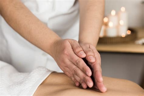 Femme Recevant Un Massage Dans Un Centre De Spa Photo Premium
