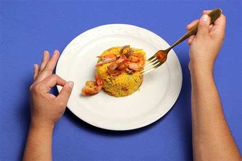 빠에야 쌀은 사프란 해산물 새우 흰 접시에 담긴 채소로 준비한 발렌시아 스페인의 전통 요리 레시피입니다 갑각류에 대한 스톡 사진