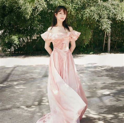 杨紫一改往日形象，白色连衣裙演绎清纯甜美，“小猴紫”气质真好女生