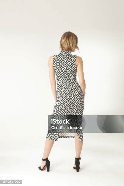 비스코스 프린트 바디콘 민소매 터틀넥 드레스를 입은 젊은 여성 모델의 스튜디오 사진 시리즈 클래식하고 심플한 여름 패션 고전 양식에 대한 스톡 사진 및 기타 이미지 Istock
