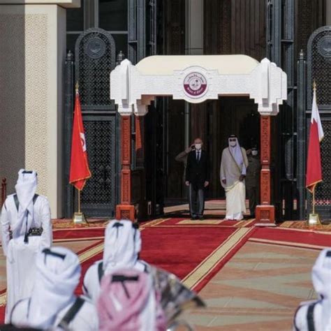 أمير قطر يعقد جلسة مباحثات مع الرئيس التونسي في الدوحة