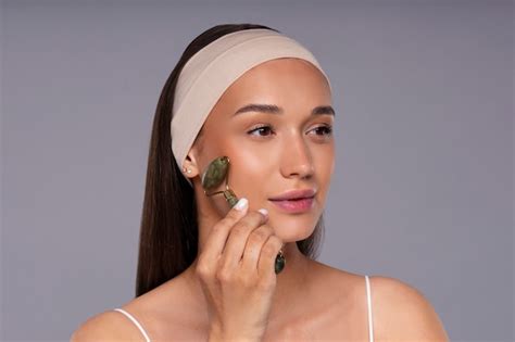 Vista Frontal Mujer Joven Posando En Estudio Foto Gratis