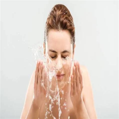 Skin Care उमस भरे मौसम में स्किन प्रॉब्लम्स नहीं करेंगी परेशान इन