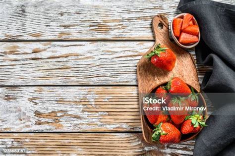 도마에 나무 그릇에 딸기 흰색 배경입니다 맨 위 보기입니다 복사 공간 딸기에 대한 스톡 사진 및 기타 이미지 딸기 0명 건강한 식생활 Istock
