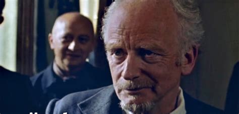 Иан Макдермид в роли Порфирия Петровича в экранизации романа Достоевского Преступление и