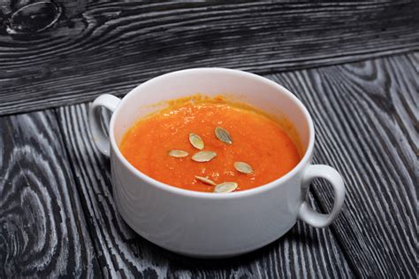 호박 토마토 크림 수프 호박 씨앗의 첨가와 함께 소나무 보드에 가스파초에 대한 스톡 사진 및 기타 이미지 가스파초 건강한