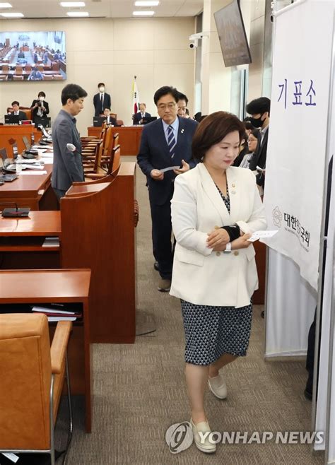 노란봉투법 본회의 직회부 무기명 투표하는 야당 환노위 위원들 연합뉴스