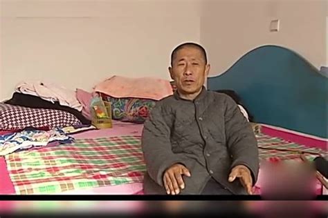 22岁女孩不要一分彩礼，却没人敢娶，竟是要带着养父出嫁！