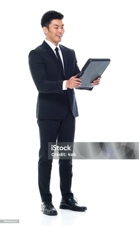 아래를 내려다보는측면 보기프로필 보기전체 길이1명 만2029세 성인 잘생긴 사람 중국 민족동아시아 민족 남성젊은 남자 사업가흰색 배경 앞에 서 있는 사업가 20 29세에