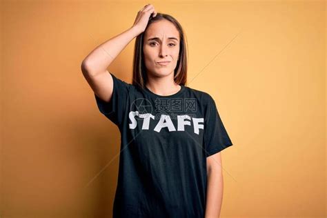年轻漂亮的女工穿着工作人员制服t恤高清图片下载 正版图片504639665 摄图网
