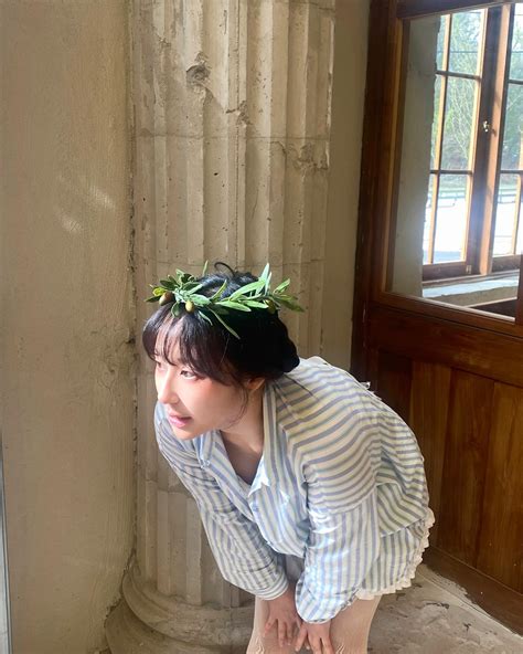 기주 귀여움 가득 받았던 날🧚🏻‍♂️🫧🪿 요즘 스타킹에 운동화 신는 거 귀여워서 에이프런이랑 레이어드해서 매치하고 스트라이프 셔츠로 중화 시켜주니 딱이야⁎⁺˳༚ 아가