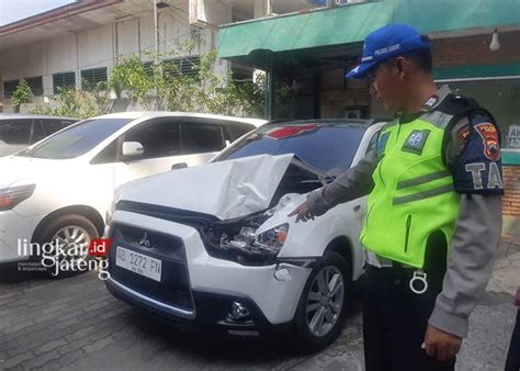 Laka Kudus 4 Mobil Dan 1 Truk Terlibat Tabrakan Beruntun