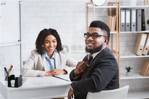 快乐的非洲裔美国人在公司办公室与招聘高清图片下载 正版图片503855200 摄图网