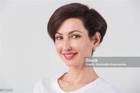 하얀 이빨과 빨간 립스틱으로 미소짓는 40대 청년 여성 매력적인 여성 모델 포즈 에 스튜디오 와 쾌활한 이빨 미소 40 44세에