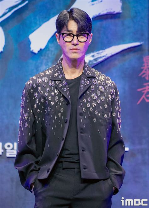 폭군 차승원 총 진짜 무거웠다팔꿈치 나갈 뻔